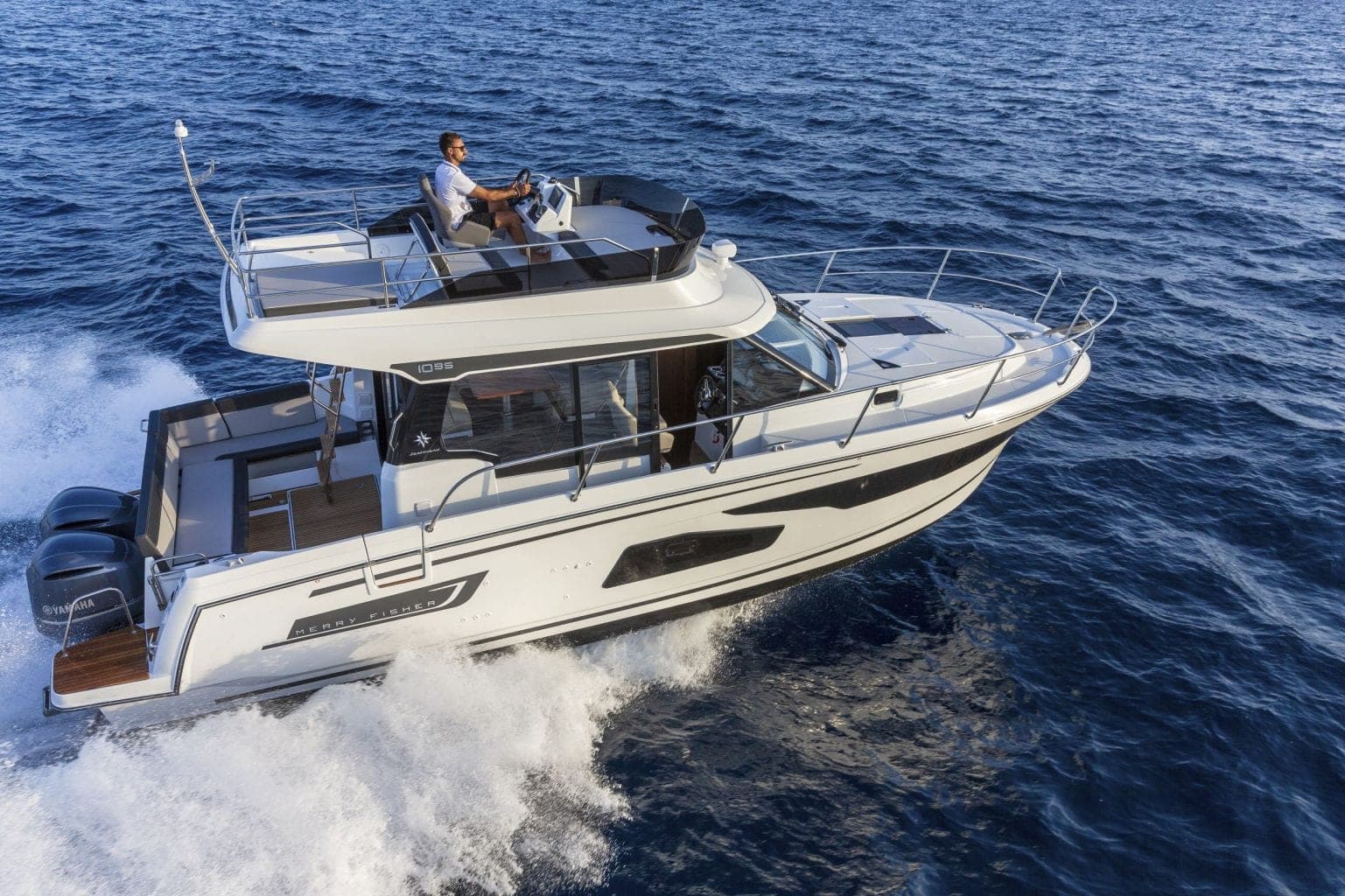 סירת מנוע JEANNEAU MERRY FISHER 1095 FLY - סטרים יאכטות